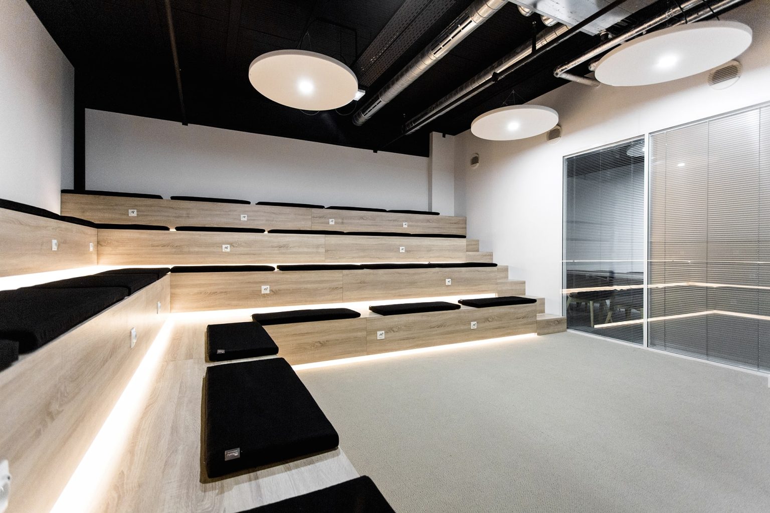 Aménagement d'un Amphithéâtre en Bois pour Veepee